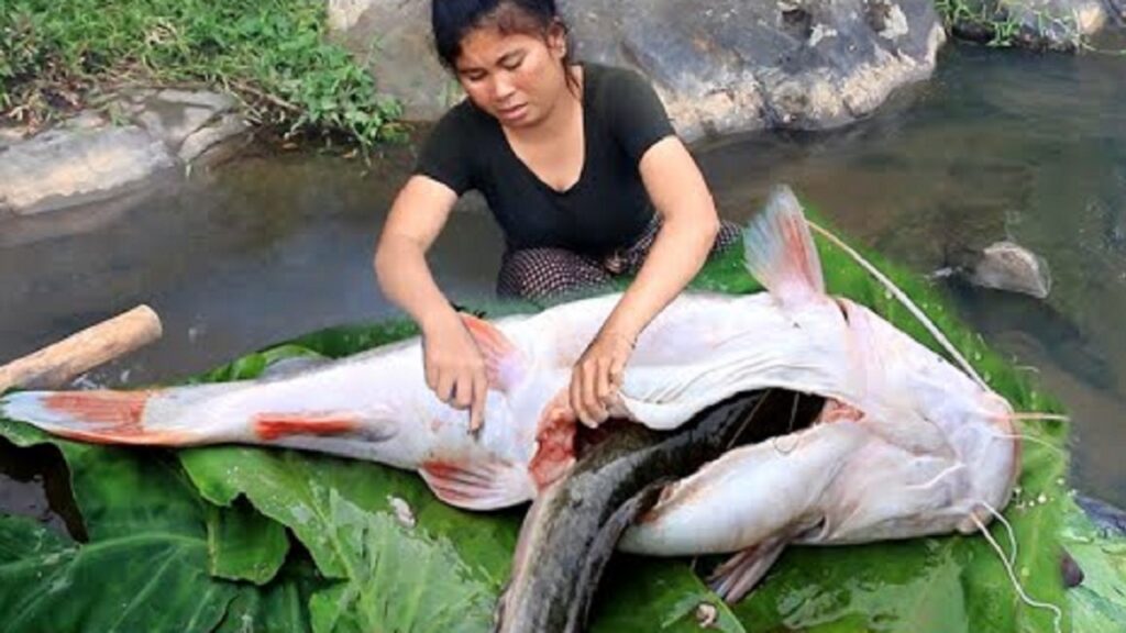 This Woman Catches The Big Fish And Cooks It At The River